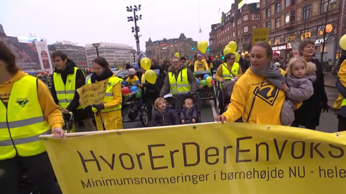 Hvor er der en voksen? Ikke alle børn får glæde af flere varme hænder ...