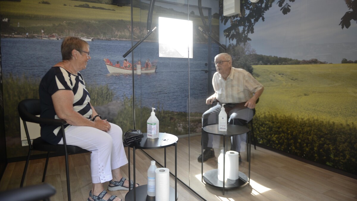 Myndighederne lemper reglerne for besøg på plejehjem og hospitaler | Indland | DR