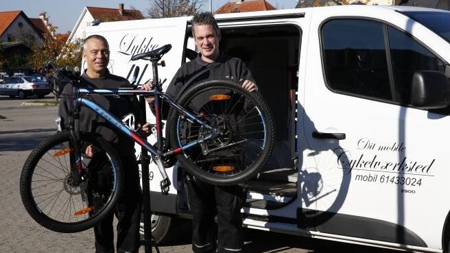 Det 'giver jo ingen mening', at cykelforhandleren og tøjbutikken er ...