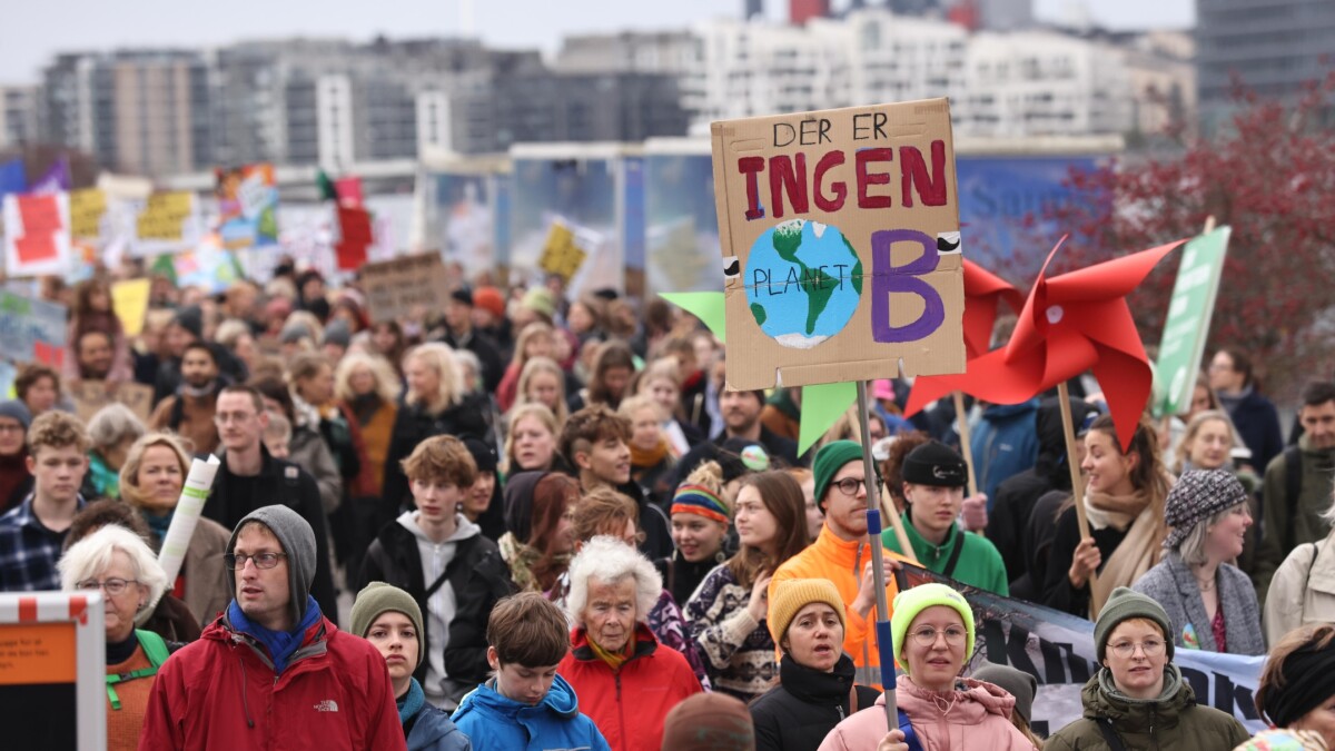 Fyldte gader over hele landet: 'Det her er et fremtidssvigt, kommunerne ...