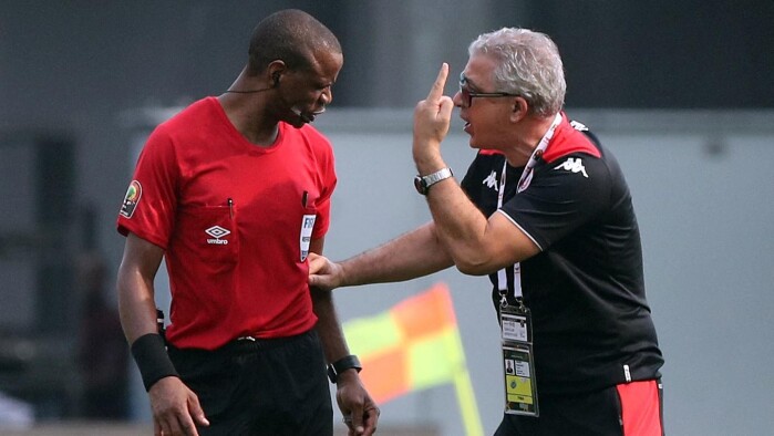 Fodboldkamp blev fløjtet af to gange – før tid: Spillere var i bad, da ...