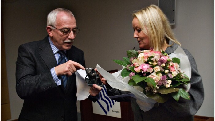 Weekendavisens mangeårige chefredaktør Anne Knudsen er død | Nyheder | DR