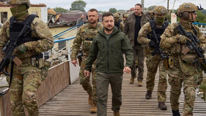 Zelenskyj på overraskende besøg i det generobrede Izjum | Nyheder | DR