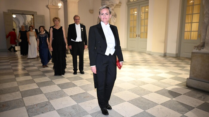 Pernille Rosenkrantz-Theil ankommer i 'drengetøj' til gallamiddag | Nyheder | DR