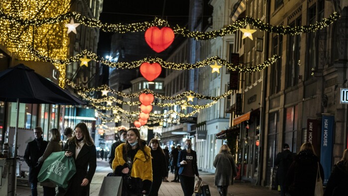 Julelys langs Strøget i København tændes i begrænset omfang trods ...