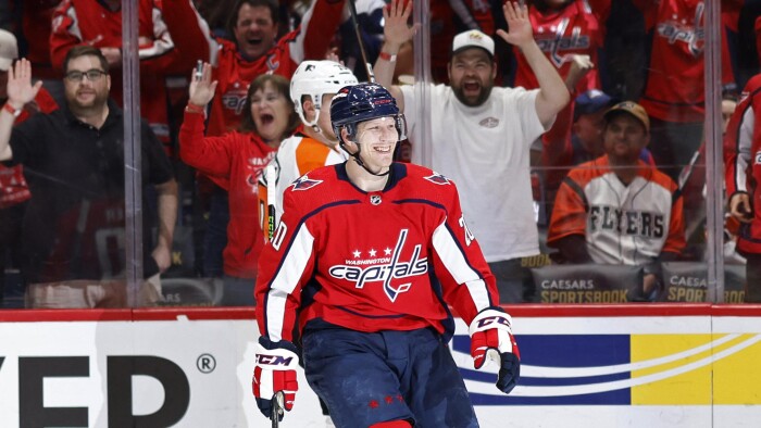 Dansk ishockeystjerne assisterer og nærmer sig dansk NHL-rekord | Kort sport | DR