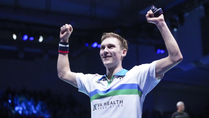 Viktor Axelsen banker VM-finalist ved Denmark Open | Kort sport | DR