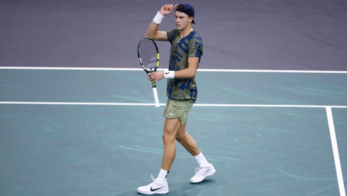 BOLD FOR BOLD Carlos Alcaraz trækker sig med en skade, mens Holger Rune var ved at slå ham ...