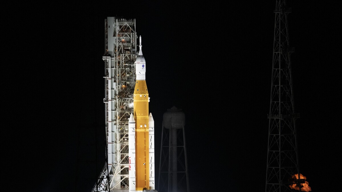 Opsendelse af kæmpe raket er 'første skridt på vej tilbage til månen og ...