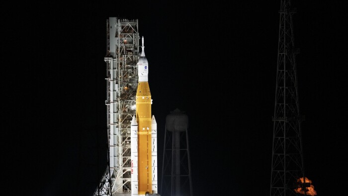 Opsendelse af kæmpe raket er 'første skridt på vej tilbage til månen og ...