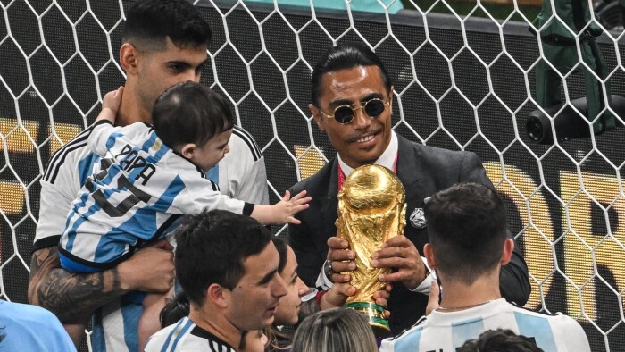 Kendiskok med VM-pokal i hænderne tegner et billede af, 'at den er ...