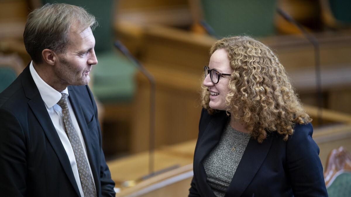 Nyt pres på regeringen efter tidligere topembedsmænds udtalelser ...