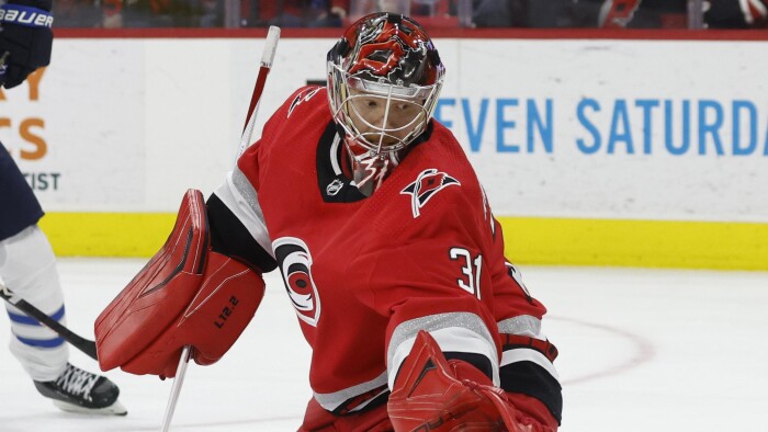 Ishockeystjernen Frederik Andersen og Hurricanes vandt danskeropgør i NHL | Kort sport | DR