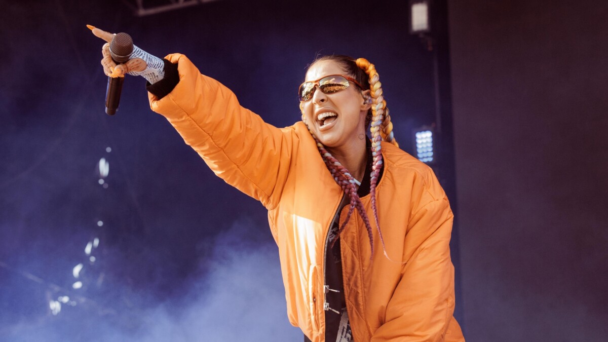 Rapper blev buhet af og kaldt luder – så gav hun publikum en opsang ...