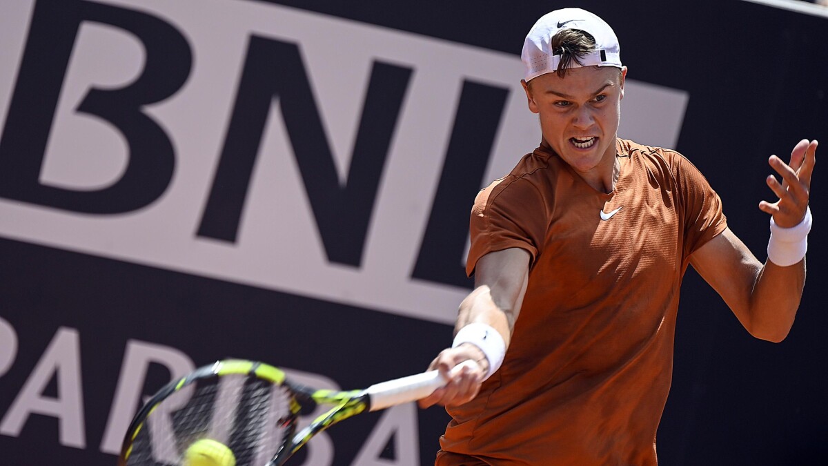 Holger Rune slider sig videre til stor kvartfinale, hvor verdens nummer ét venter | Tennis | DR