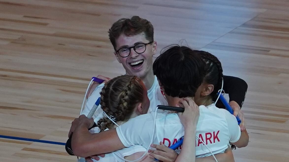 Simons tics spolerer hans træning, men alligevel er han verdensmester med et sjippetov | Sport | DR