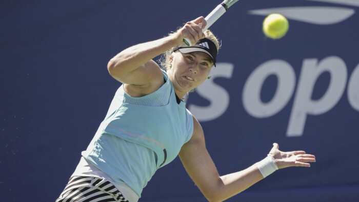 Clara Tauson trækker sig fra tenniskamp med ny skade | Kort sport | DR Clara Tauson trækker sig fra tenniskamp med ny skade | Kort sport | DR