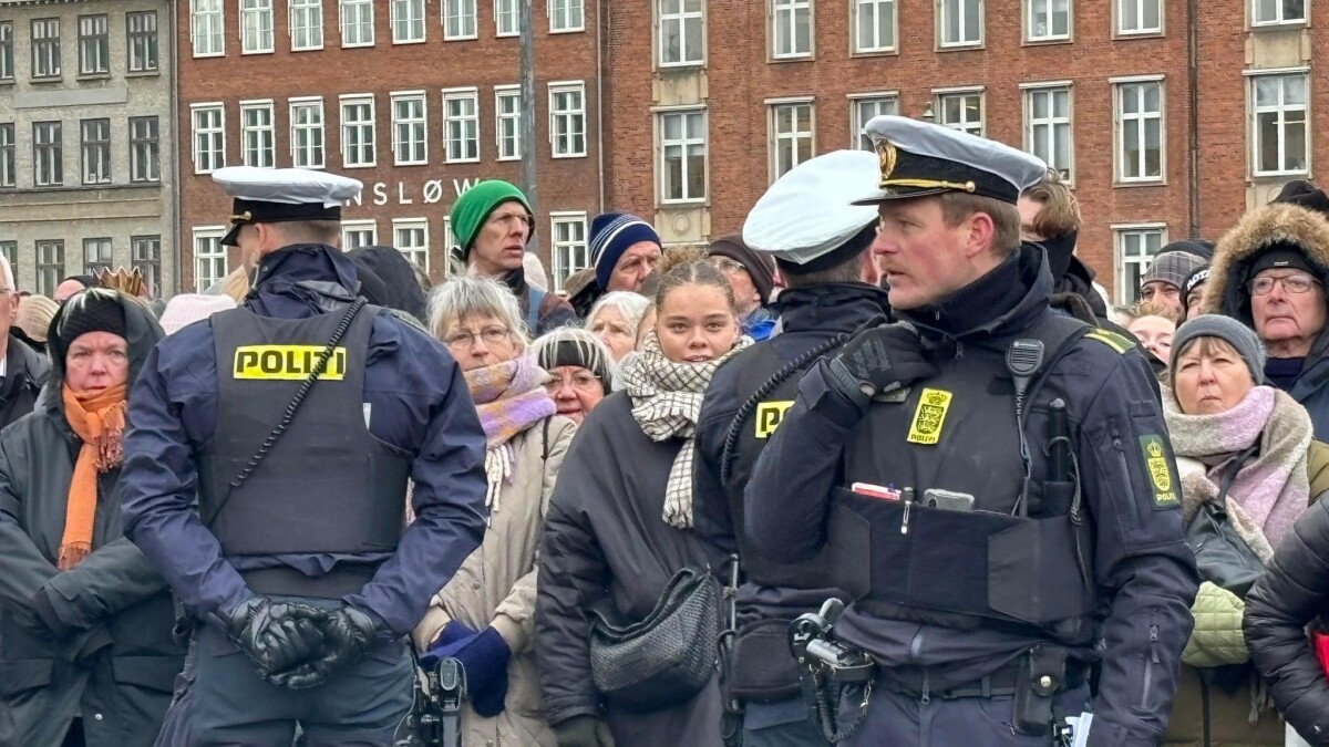 Kom med politiet bag kulisserne ved tronskiftet: 'Der er fyldt nu - vi ...