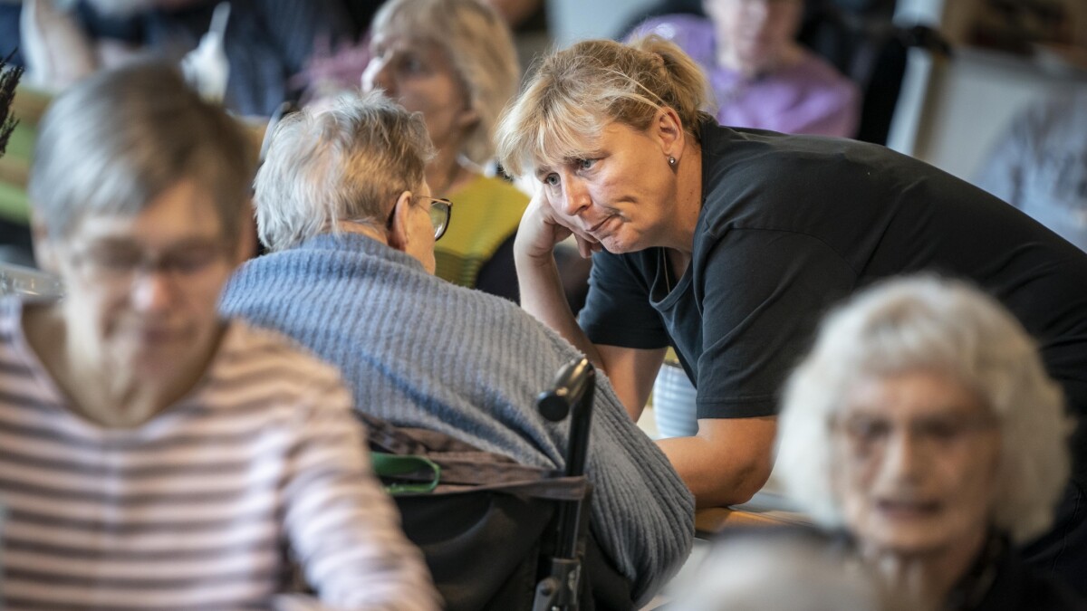 'Det er helt vanvittigt godt': Sosu'er på fuld tid får 5.680 kroner mere om måneden | Penge | DR