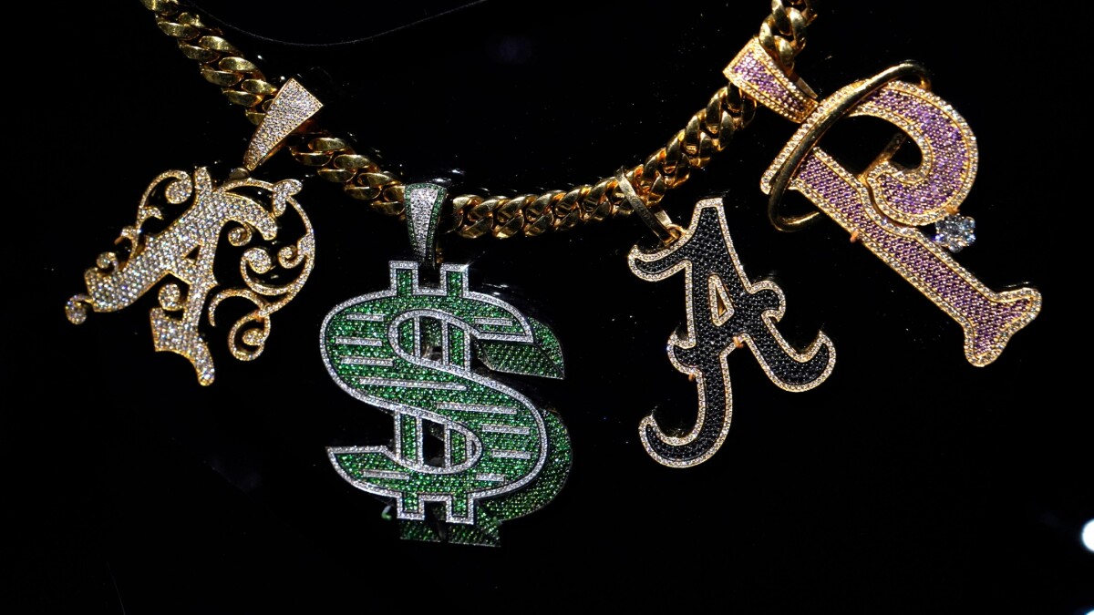 Hiphoplegenders 'bling' udstilles på verdensberømt museum | Kultur | DR