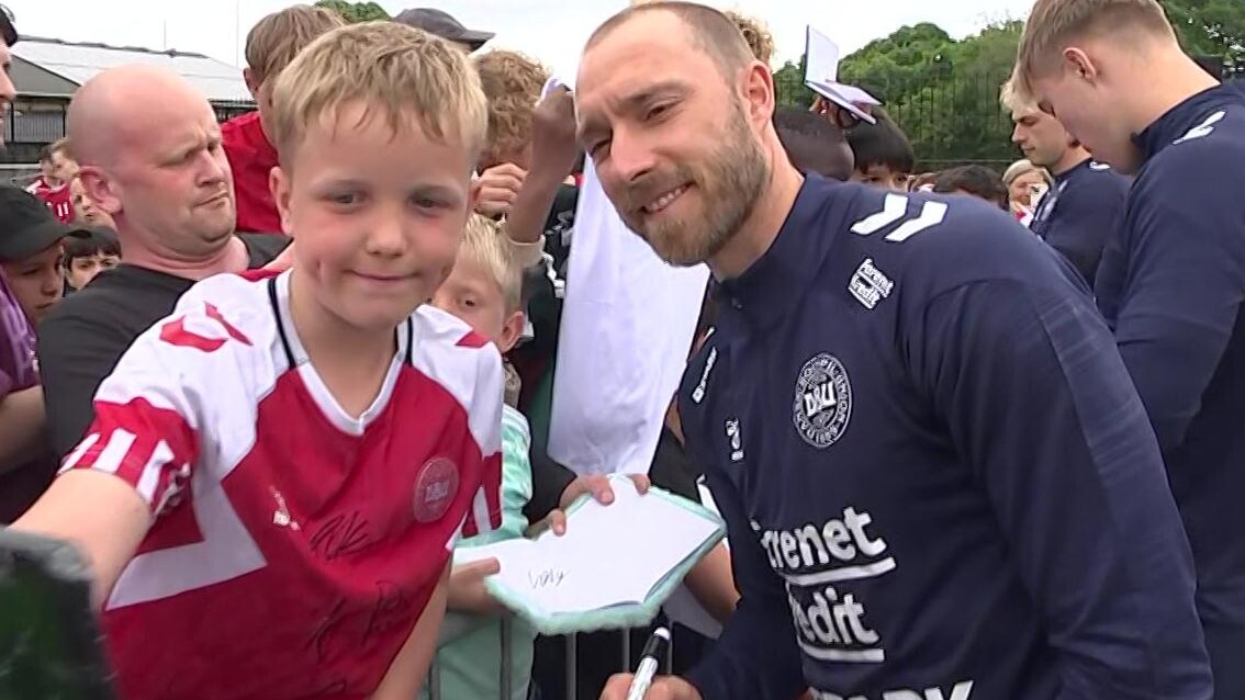 Massevis af fans sørger for EM-feber i landsholdslejren: 'Fantastisk at ...