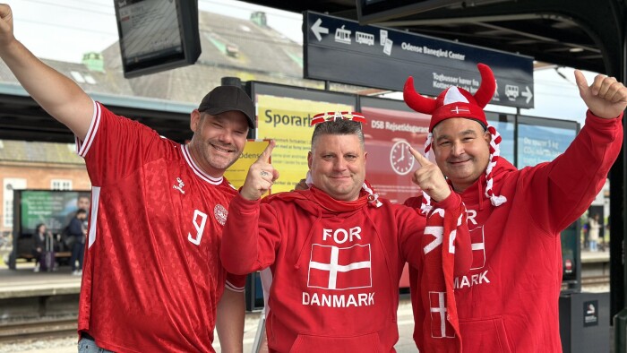 De første danske fodboldfans er taget af sted med morgentoget til ...