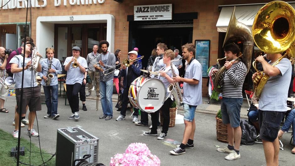 Jack Street Parade blæser gennem Niels Hemmingsens Gade | Musik | DR