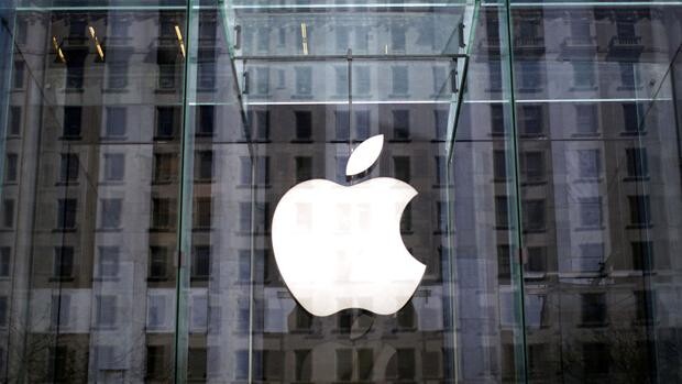 Gigantisk hammerslag: Fan køber Apples første computer | Udland | DR