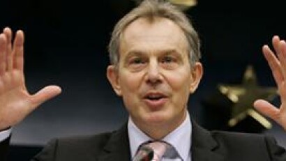 Tony Blair går ind i forsikringsbranchen | Penge | DR