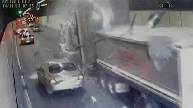 VIDEO Lastbil med hævet vogn smadrer tunnel i Sydney | Udland | DR