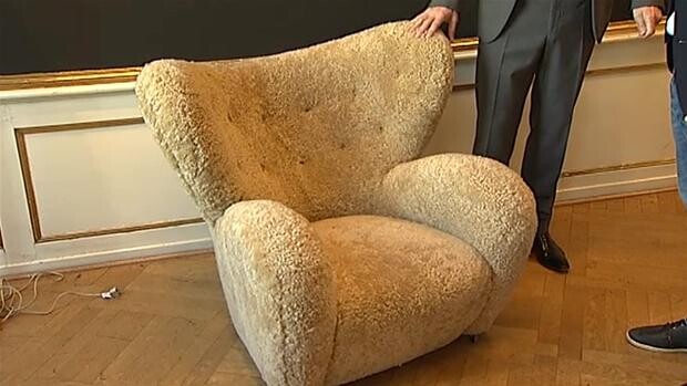 VIDEO Stol med pels solgt for 1,4 millioner kroner | Indland | DR