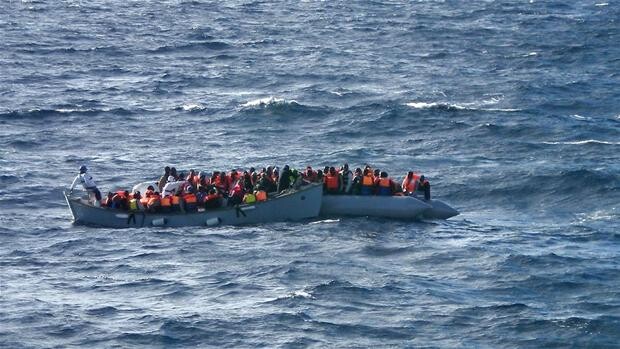 Rekordmange flygtninge dør i overfyldte både på vej til Europa | Udland ...