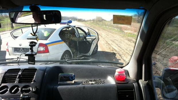 DR-journalister stoppet af bevæbnede mænd i Ukraine | Udland | DR