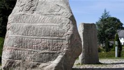 Jellingstenen lyver | Indland | DR