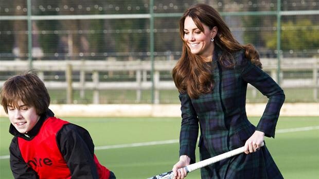 VIDEO: Gravid Kate spiller hockey | Udland | DR