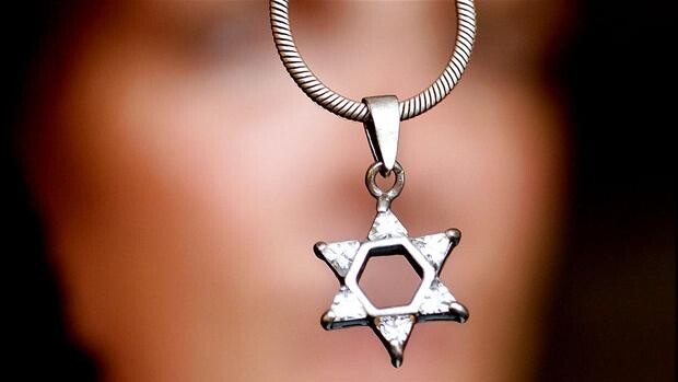 Råd til jøder: Skjul davidsstjernen og gem kalotten | Indland | DR