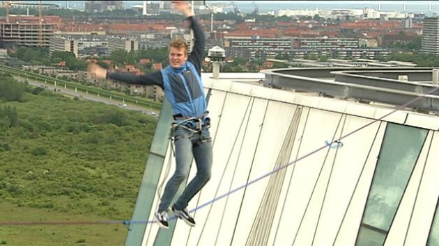 VIDEO Dansker på slap line 76 meter over jorden | Valg2015 | DR