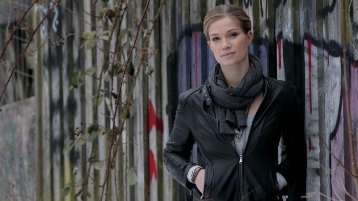 Maria Andersen går 'Bag Facaden' | Presse | DR