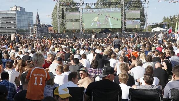 Danmarks største LED-storskærm viser VM i Aarhus | Fodbold | DR