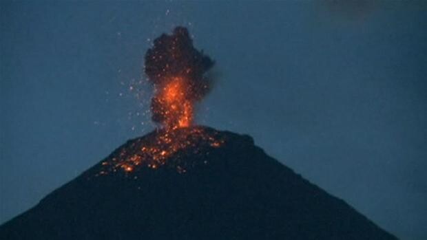 VIDEO: Flere vulkaner i udbrud i Sydamerika | Ultra Nyt | DR