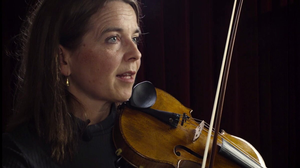 Julie satsede først på violinen som 18-årig - i dag er hun professionel ...