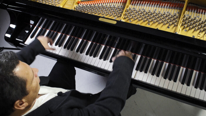 Se hvordan man spiller klaver som en pro - og lær hvad pedalerne er til ...