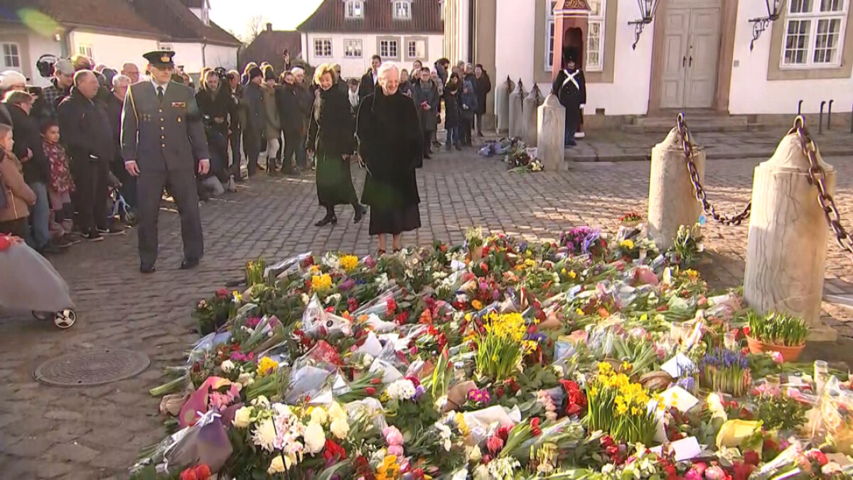 Dronningen så smilende på blomster og buketter på slotsplads | Prins ...