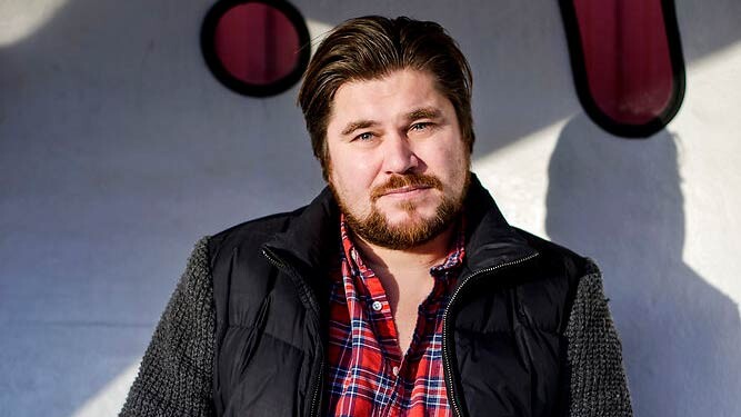 Opblæst voldsepisode fik Rasmus Bjerg til at stå på egne ben: Nu laver ...