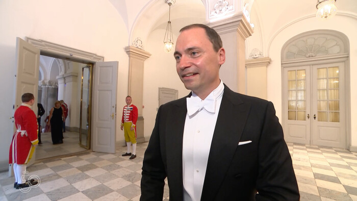 Tommy Ahlers til første fest på slottet: Håber ikke jeg træder ved ...