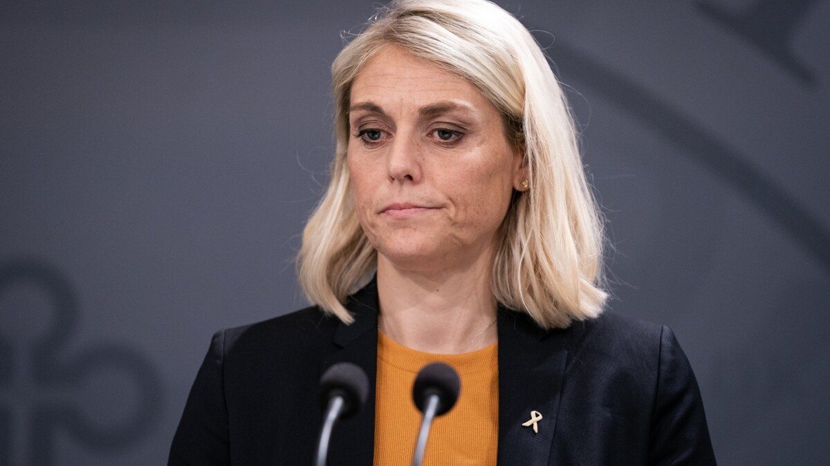 Forsvarsministeren udskyder planlagt rejse til Grønland efter svindelsag | Politik | DR