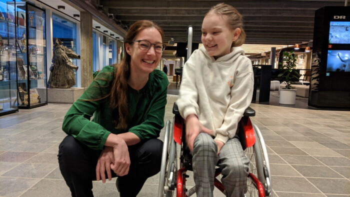 11-årige Selma manglede bøger med en handicappet hovedperson: Nu har Gunvor skrevet en bog til ...