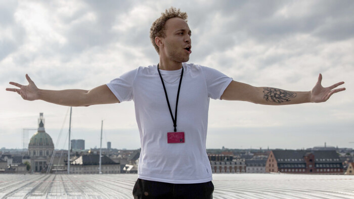 'Man kan ikke falde ned, vel?': Alexander Oscar på 21 optrådte på taget ...