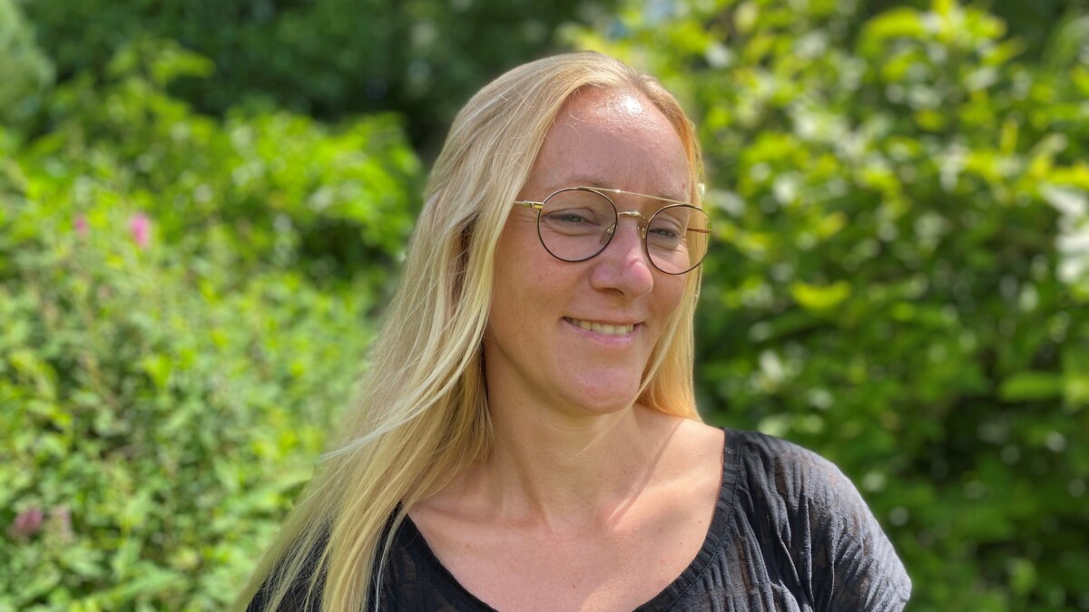 En lille elektrode ændrede smerteramte Majkens liv: Nu skal den gøre ...