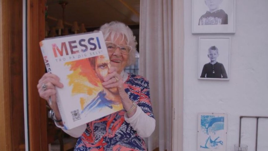 Addi på 92 er blandt de største fodboldfans i landet: Min søn synes ...